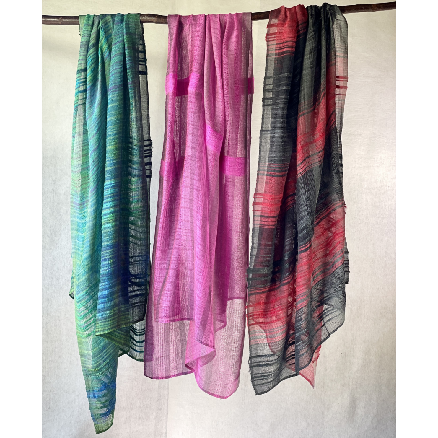 中川原哲治・惠子と里彩 染め 織り 紡ぎの布展 ～人と自然をつなぐ繭からの布～ | 売場ニュース | 阪急うめだ本店 | 阪急百貨店